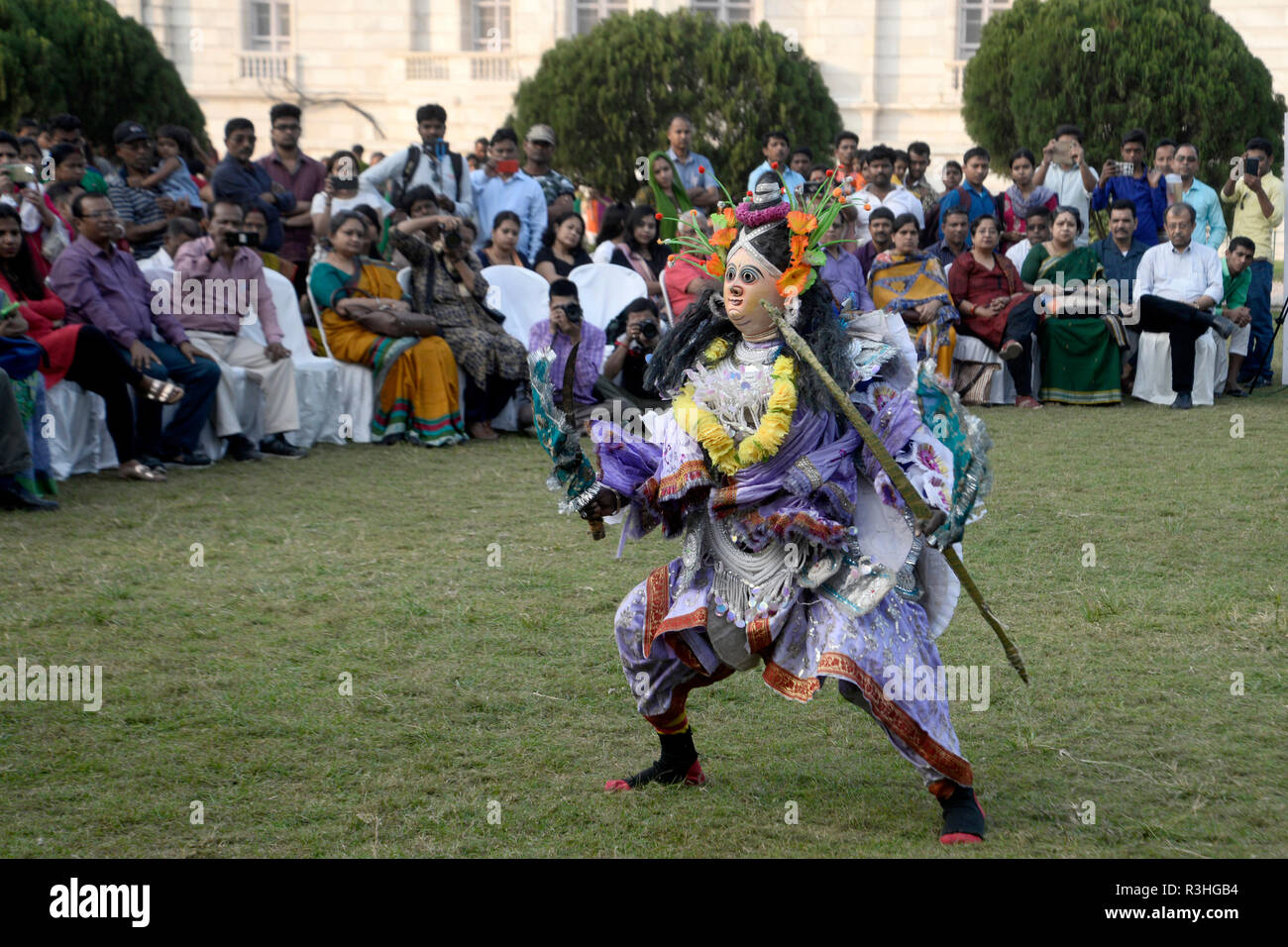 Kolkata, India. 22nd Nov, 2018. Artists from Baghmundi of Purulia ...