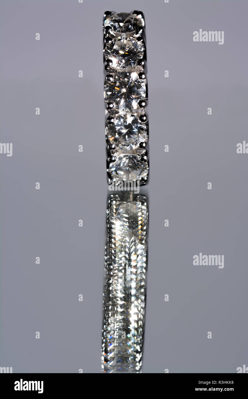 Silver platinum and large diamonds hi-res stock photography and images ...