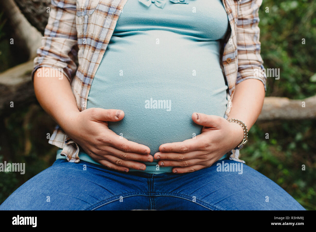 Pictures of the belly of pregnant women in nature with natural ...