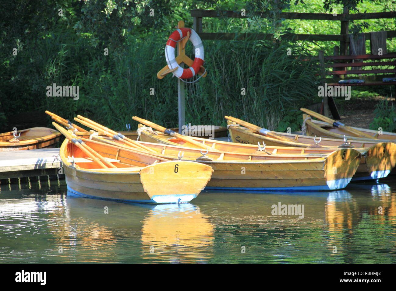 Holzboot dock hi-res stock photography and images - Alamy