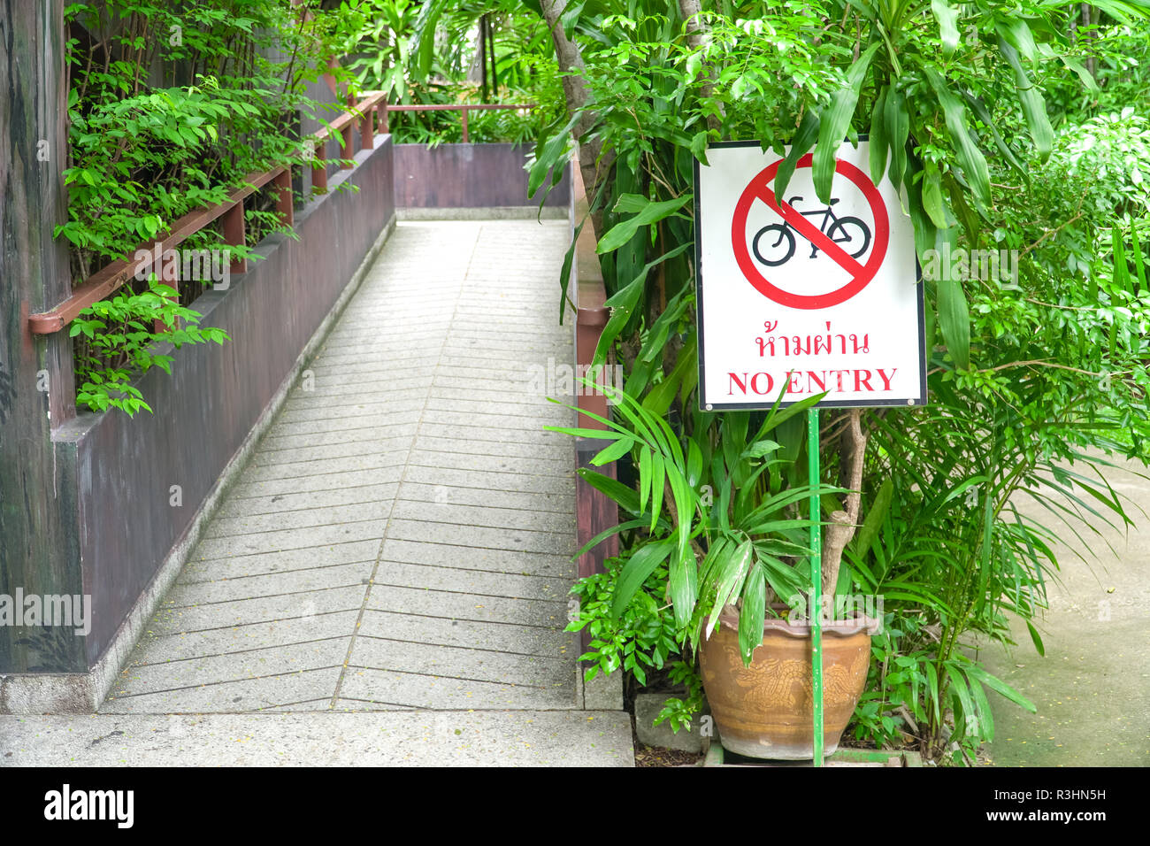 walkway beside no entry for bicycle stop sign, No Entry Access for ...