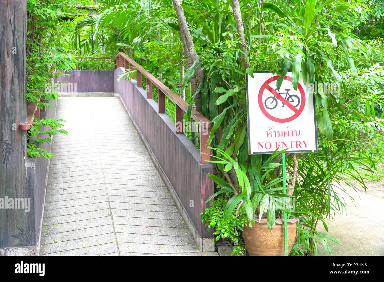 Bicycle by no entry sign hi-res stock photography and images - Alamy