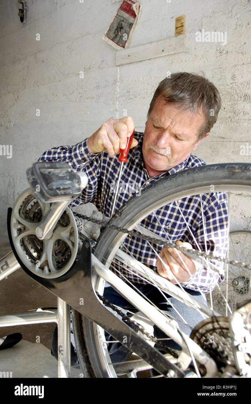 bicycle repair 03 Stock Photo - Alamy
