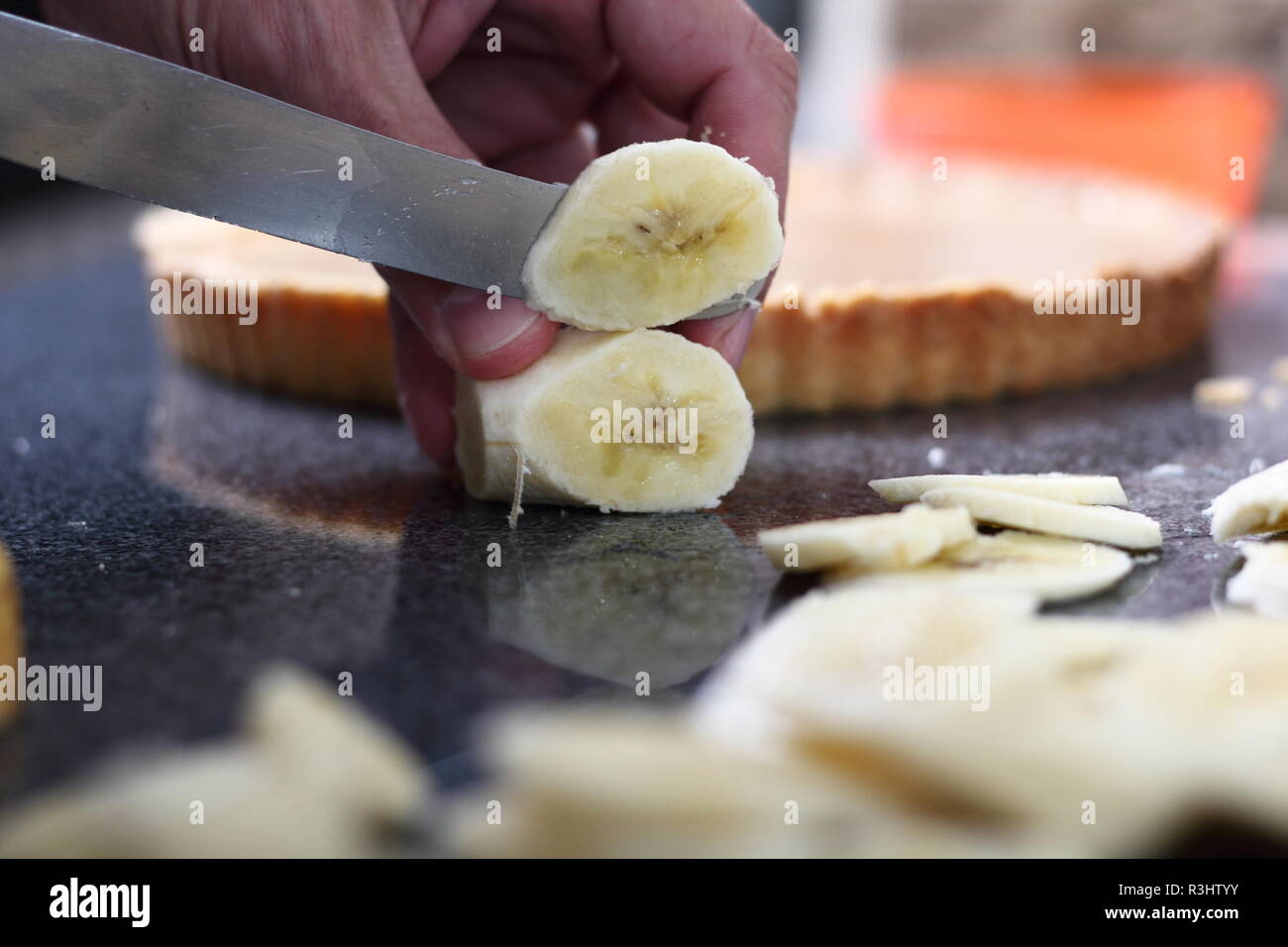 Slicing bananas. Making Boston Banoffee Pie Stock Photo - Alamy