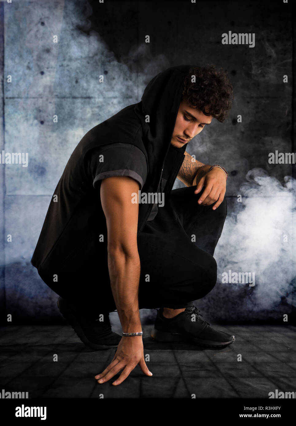 Muscular man kneeling down hi-res stock photography and images - Alamy
