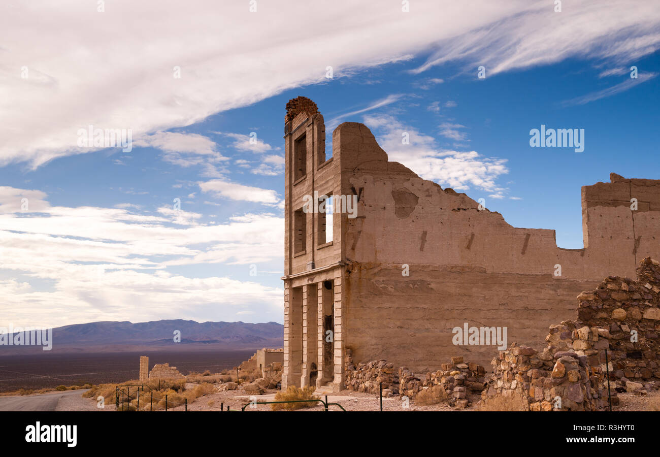Creepy desert house hi-res stock photography and images - Alamy