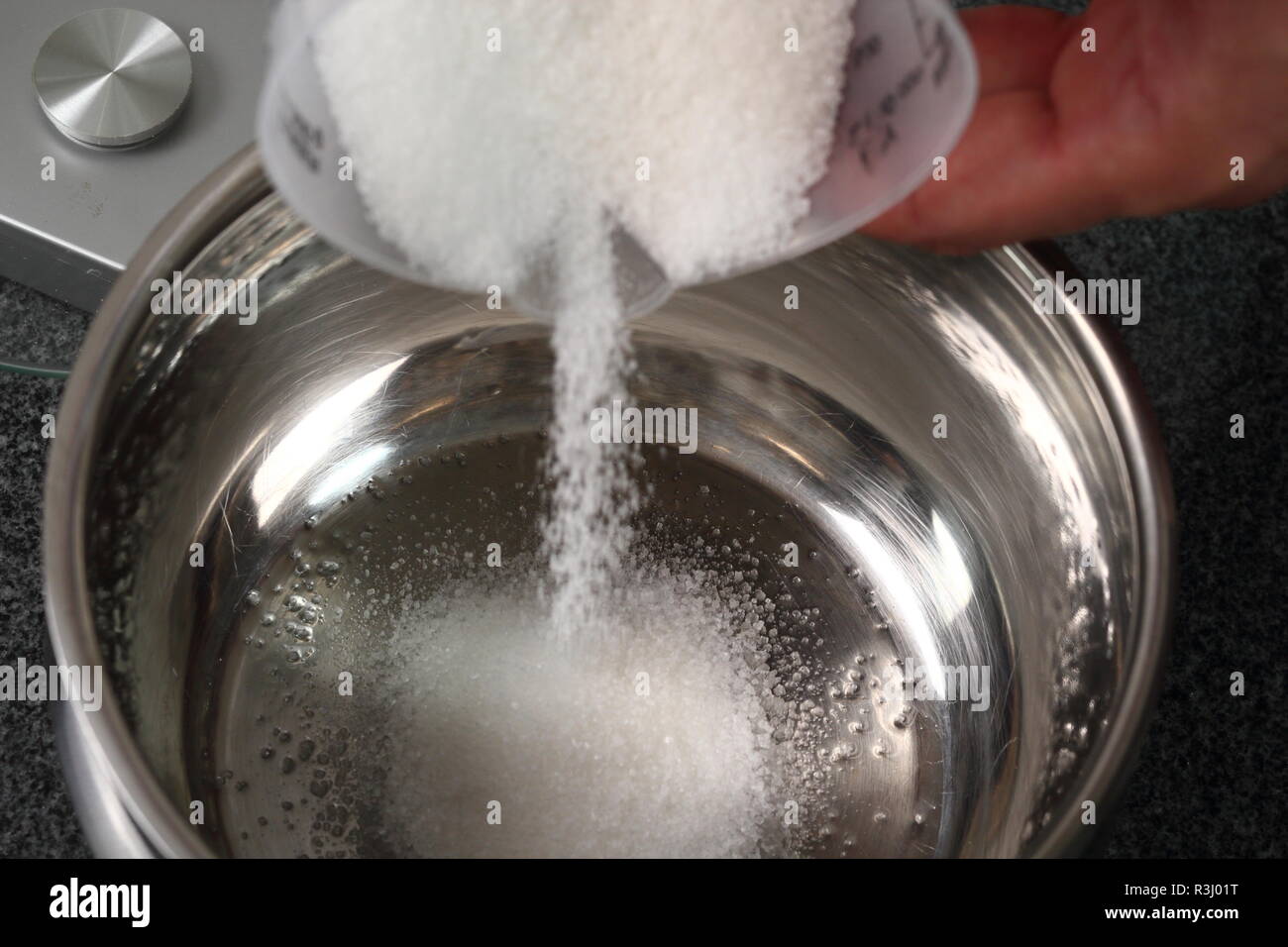 Water pouring measuring cup hi-res stock photography and images - Alamy