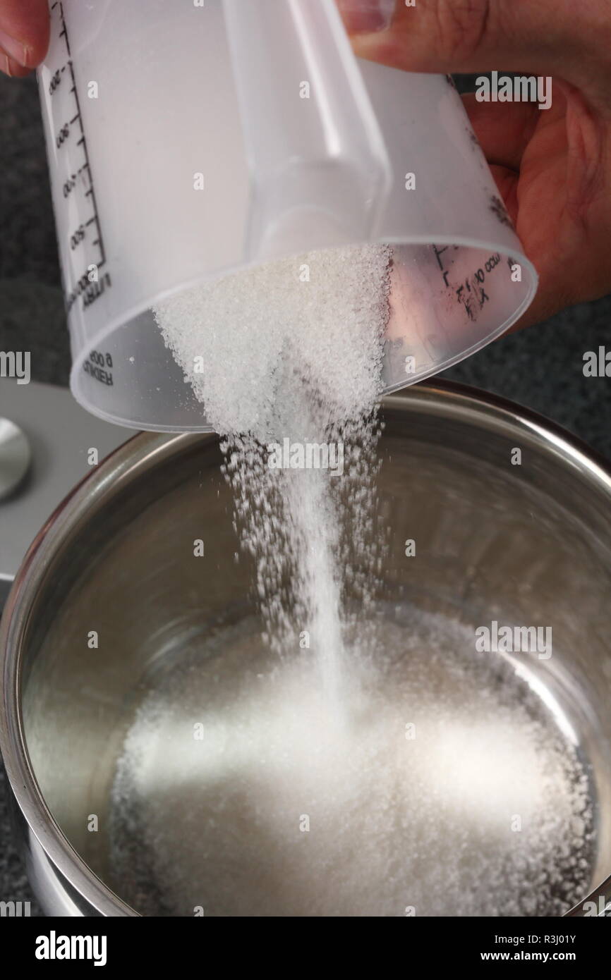 Water pouring measuring cup hi-res stock photography and images - Alamy