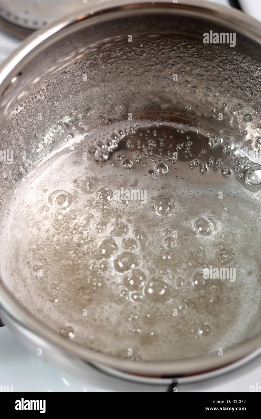 Simmer water and sugar mixture. Wet Caramelization Stock Photo - Alamy
