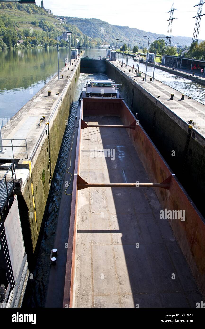 Empty lock chamber hi-res stock photography and images - Alamy