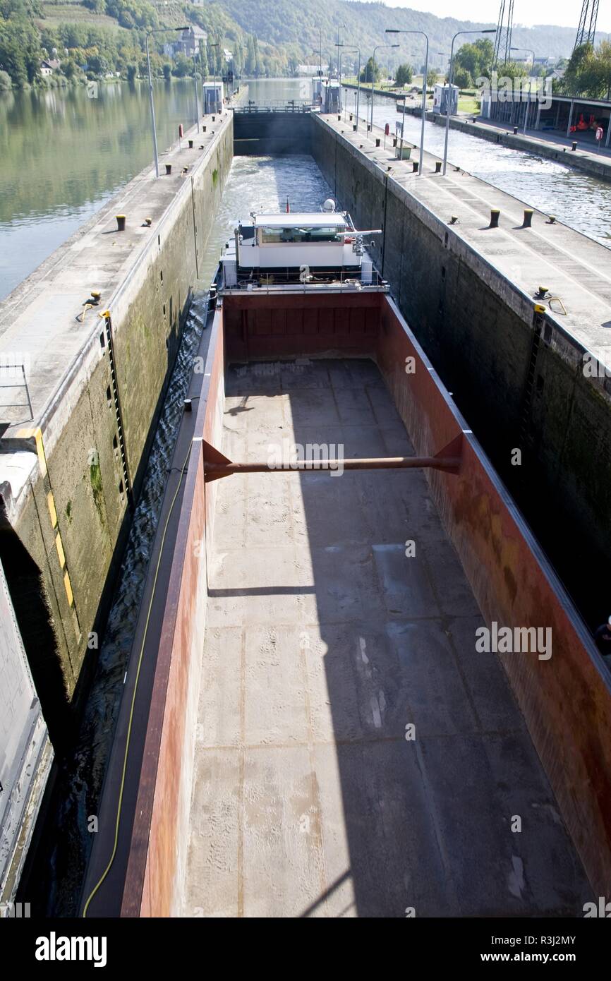 Empty lock chamber hi-res stock photography and images - Alamy