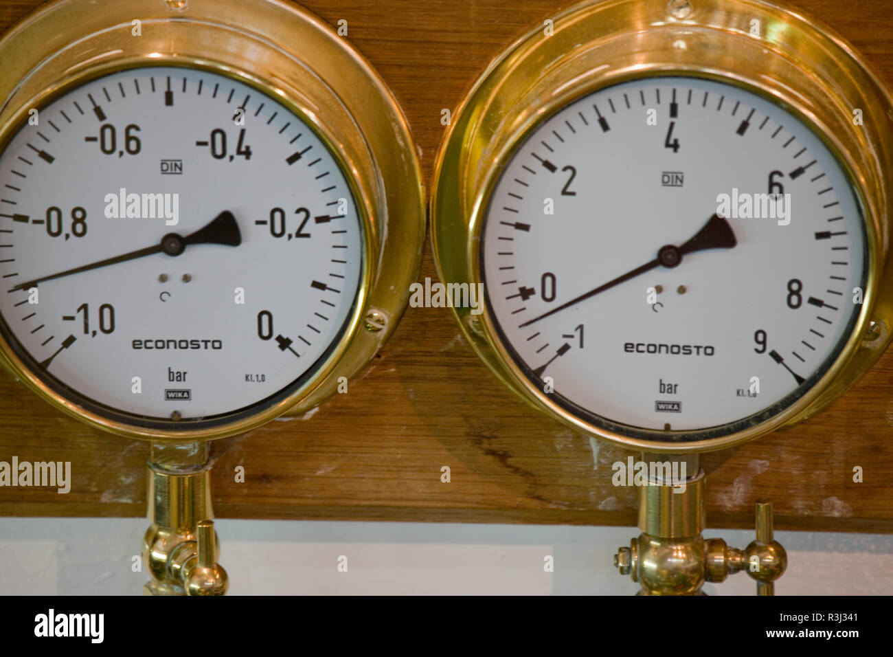 Brass gauges hi-res stock photography and images - Alamy