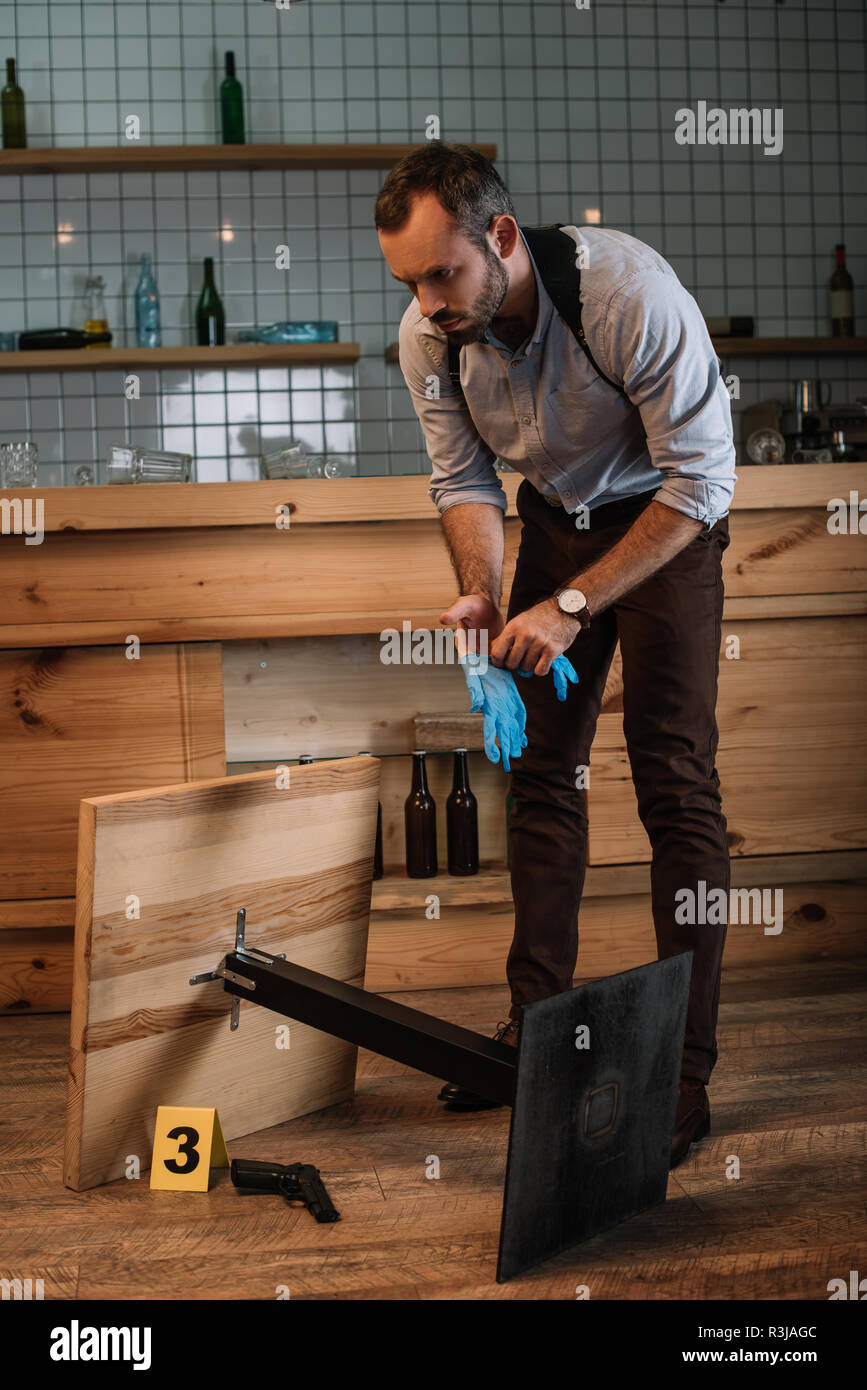 male detective collecting evidence gun at crime scene Stock Photo - Alamy