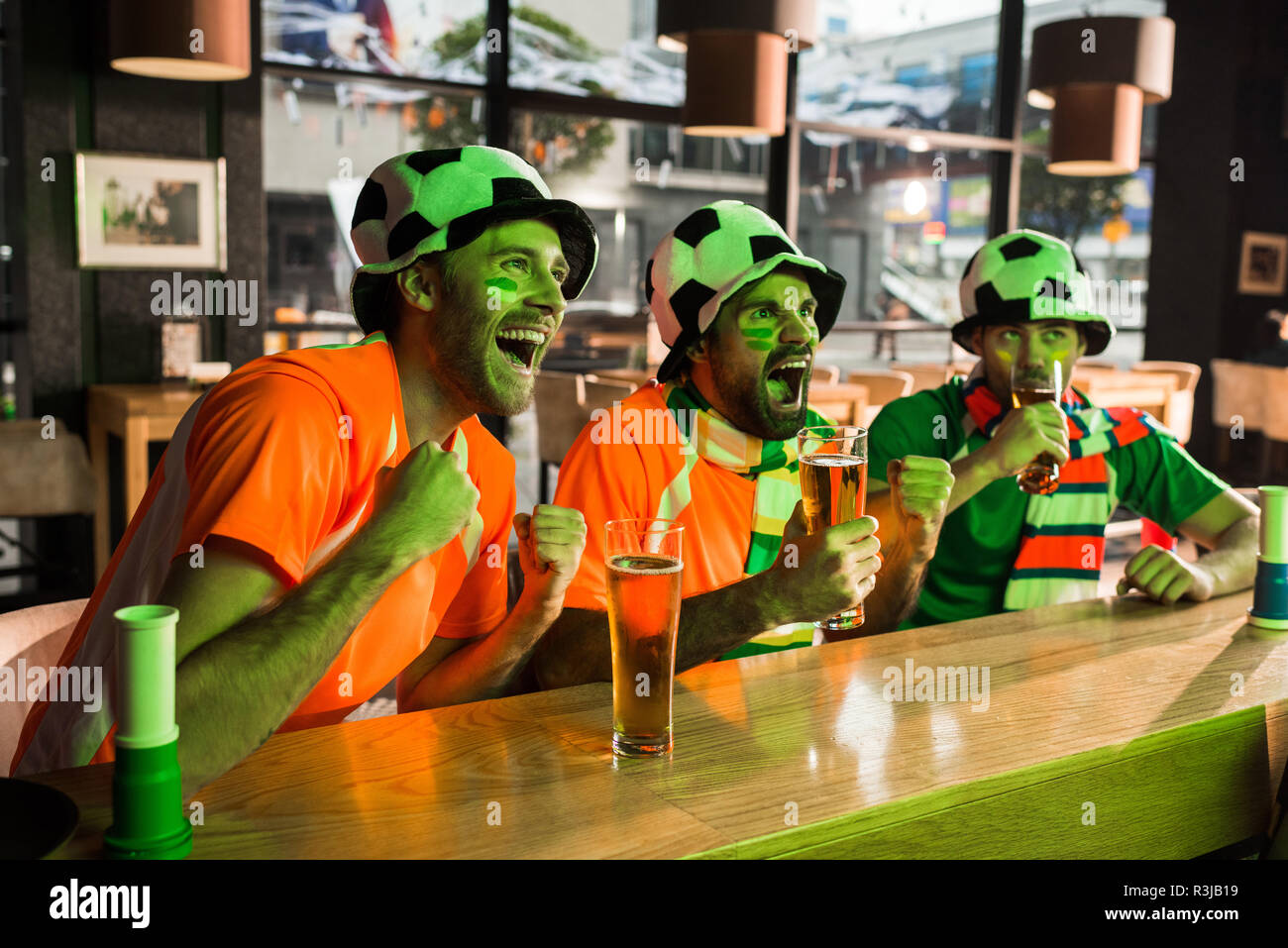 Football fans cheering in bar hi-res stock photography and images - Alamy