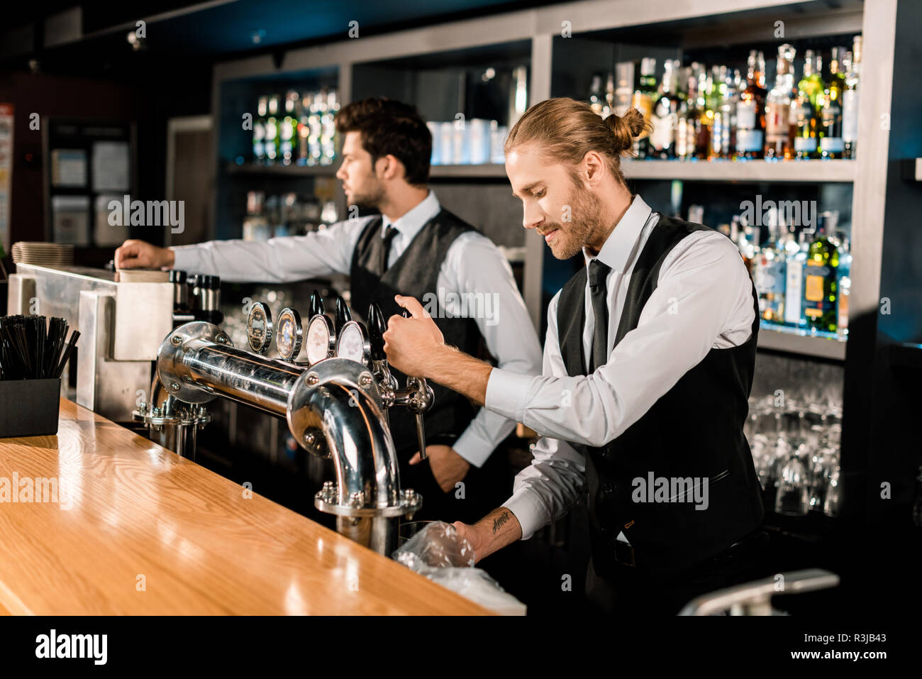 Working bartenders hi-res stock photography and images - Alamy
