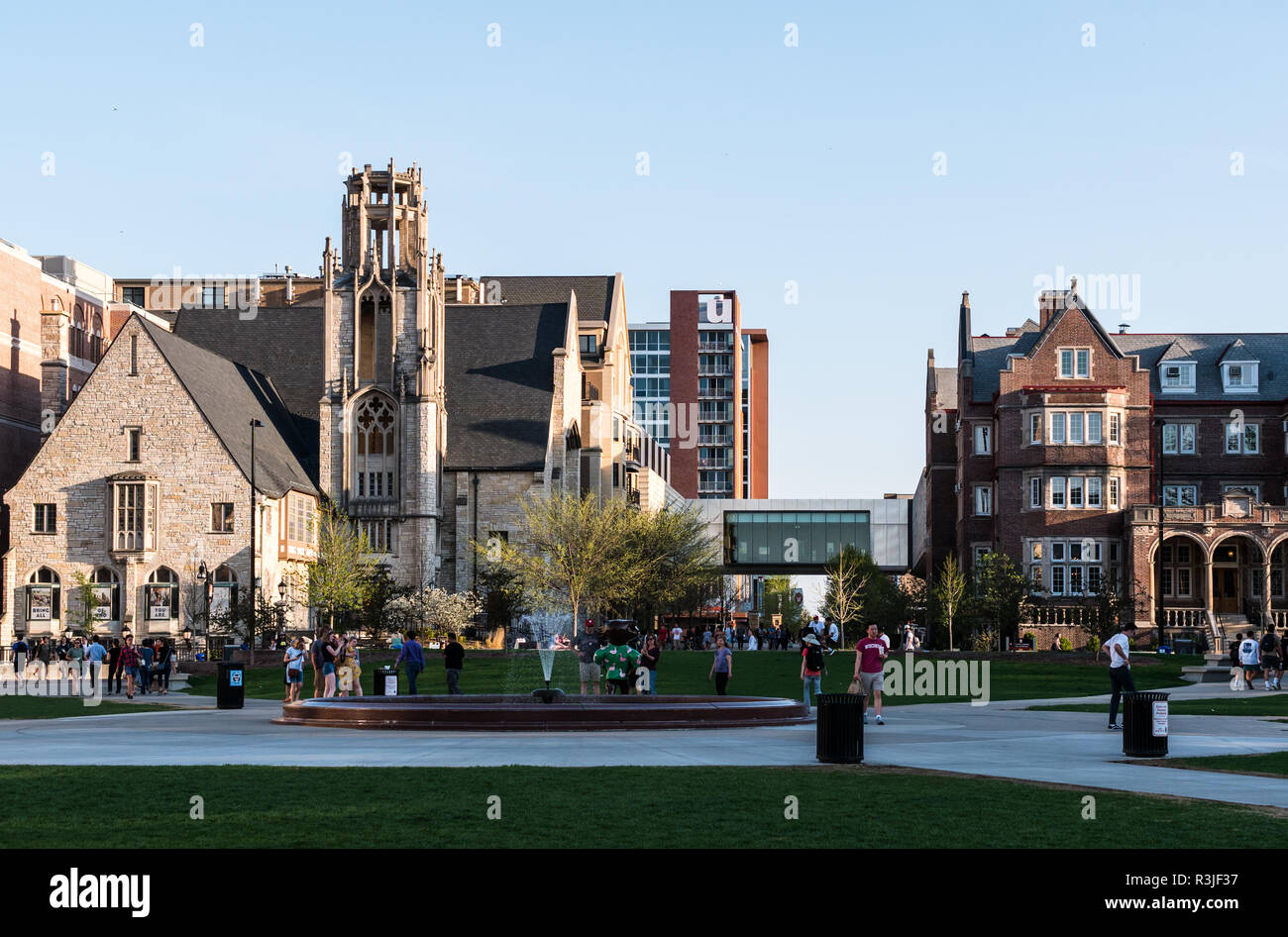 Outdoor mall fountain hi-res stock photography and images - Alamy