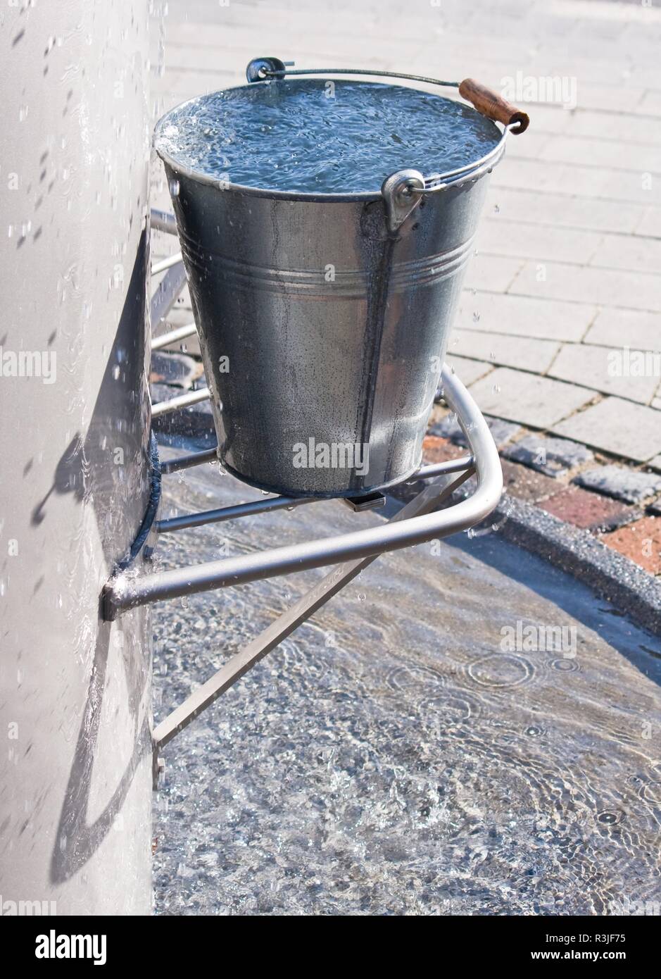 Rippling water drop bucket hi-res stock photography and images - Alamy