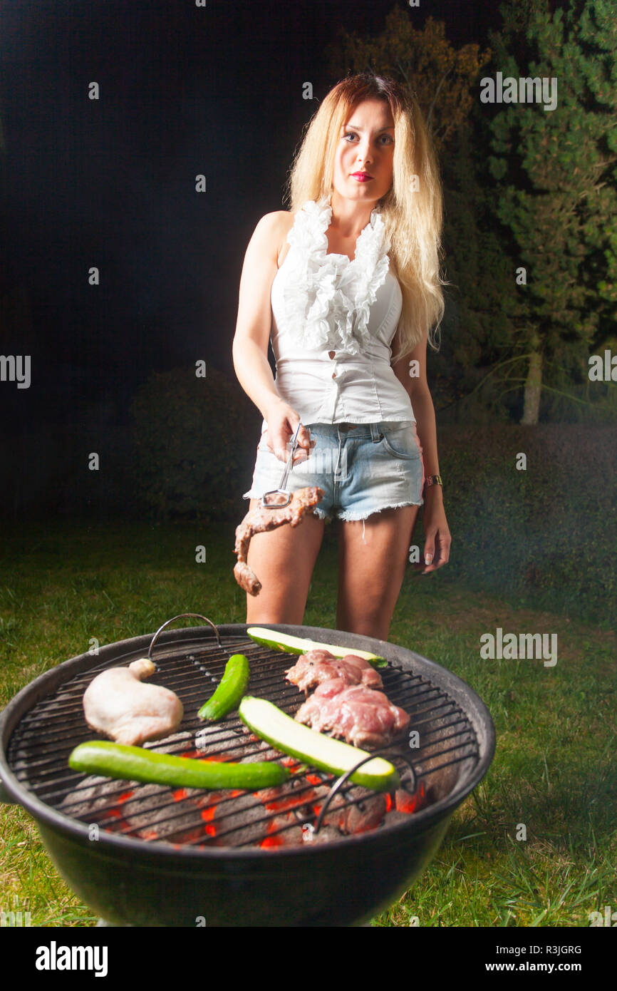 Woman barbecue blond hi-res stock photography and images - Alamy