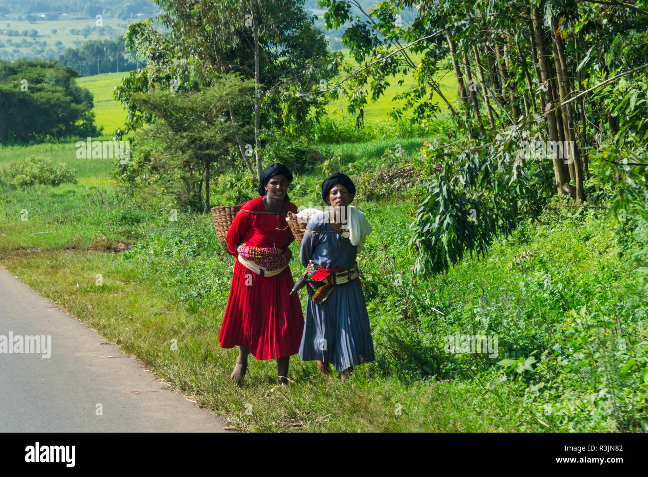 Ethiopia addis ababa road african hi-res stock photography and images ...
