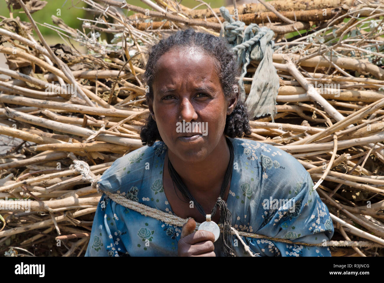 African woman carrying firewood hi-res stock photography and images - Alamy