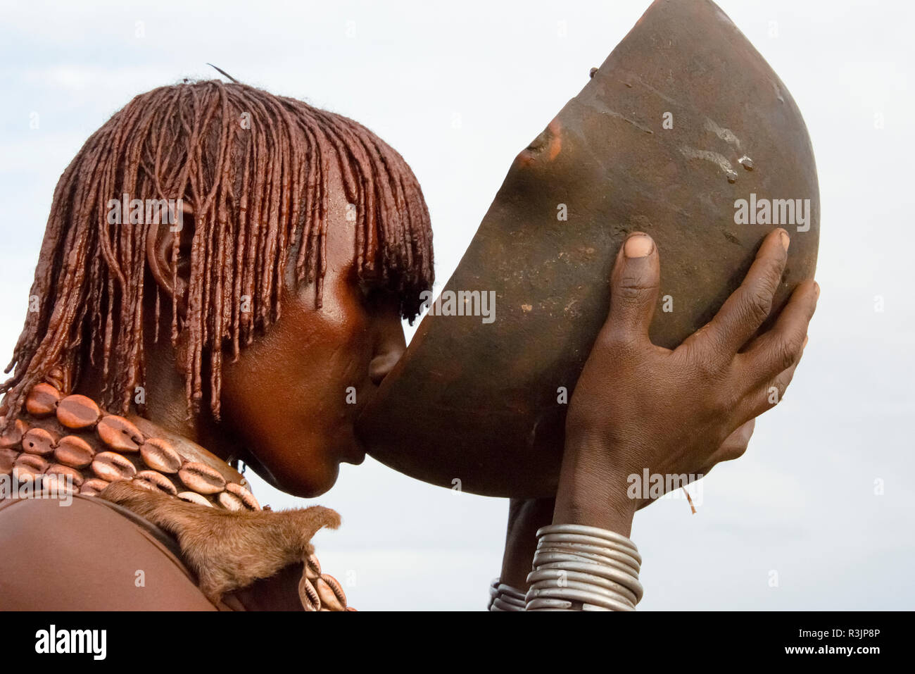 Hamar tribe woman hi-res stock photography and images - Alamy