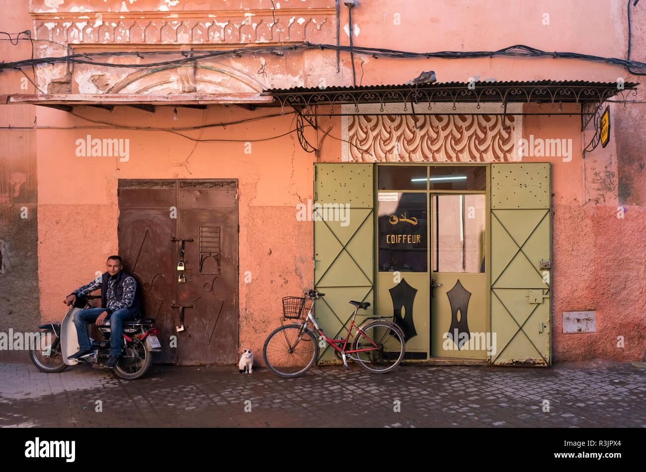 Marrakech morocco street scene man hi-res stock photography and images ...
