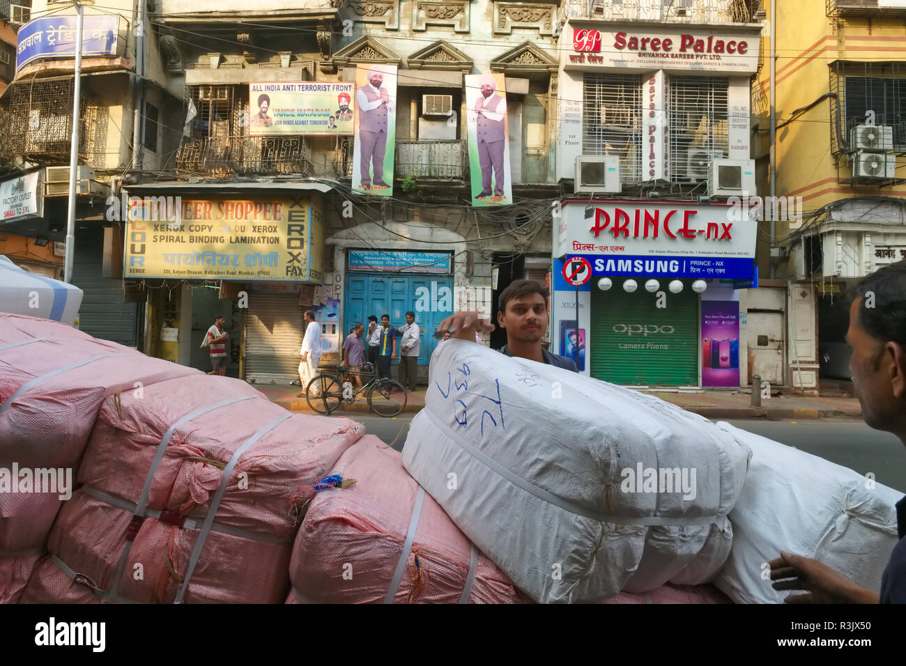 Mumbai textiles hi-res stock photography and images - Alamy