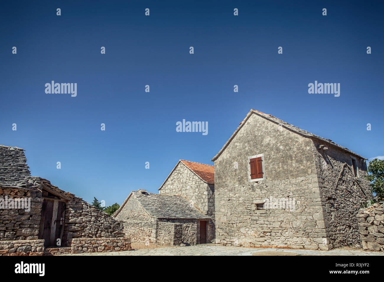 Medieval peasant cottage hi-res stock photography and images - Alamy