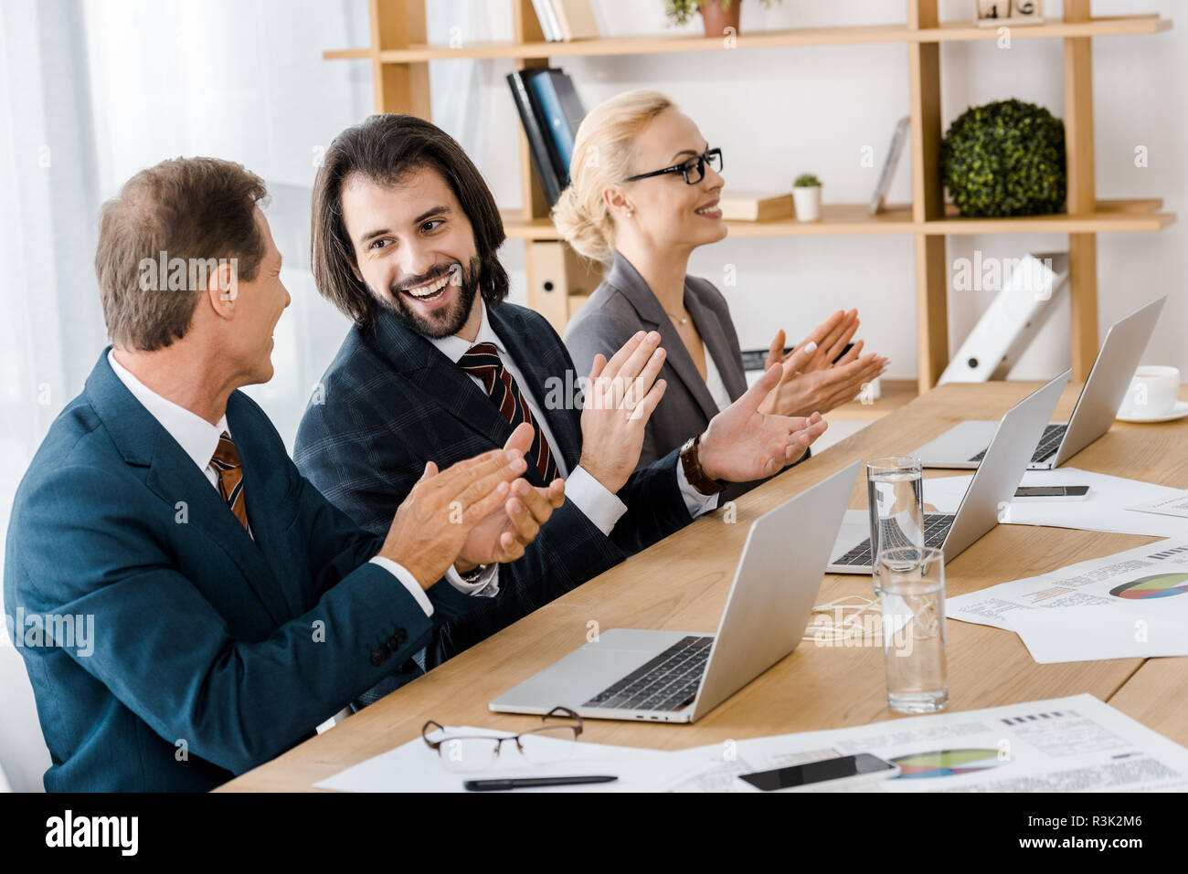 People at table clapping hands hi-res stock photography and images - Alamy