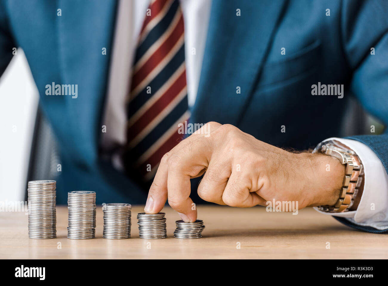 Man hand counting metal coins hi-res stock photography and images - Alamy