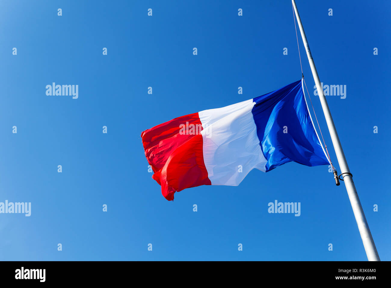 Flag lowered to half staff hi-res stock photography and images - Alamy
