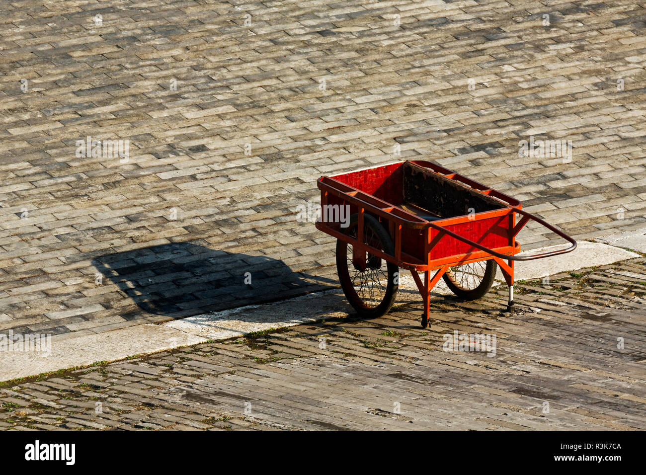 Red cart hi-res stock photography and images - Alamy