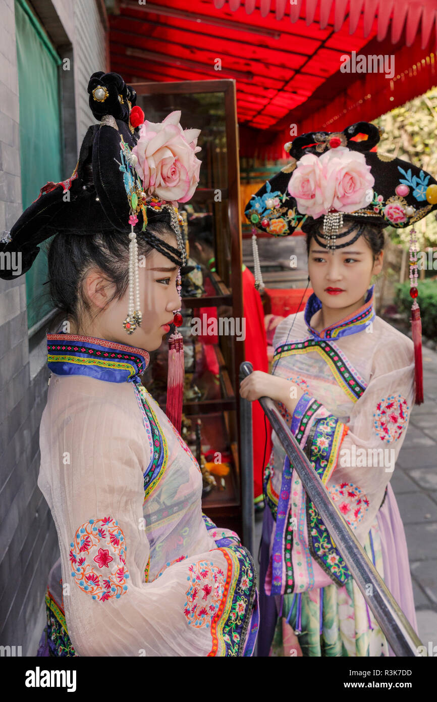 Chinese dancers and waitresses in traditional dress, Bai Family ...