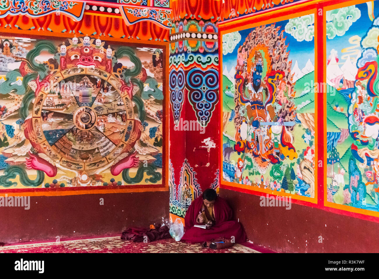 Monk studying Buddhist scripture in Seda Larung Wuming, the world's ...
