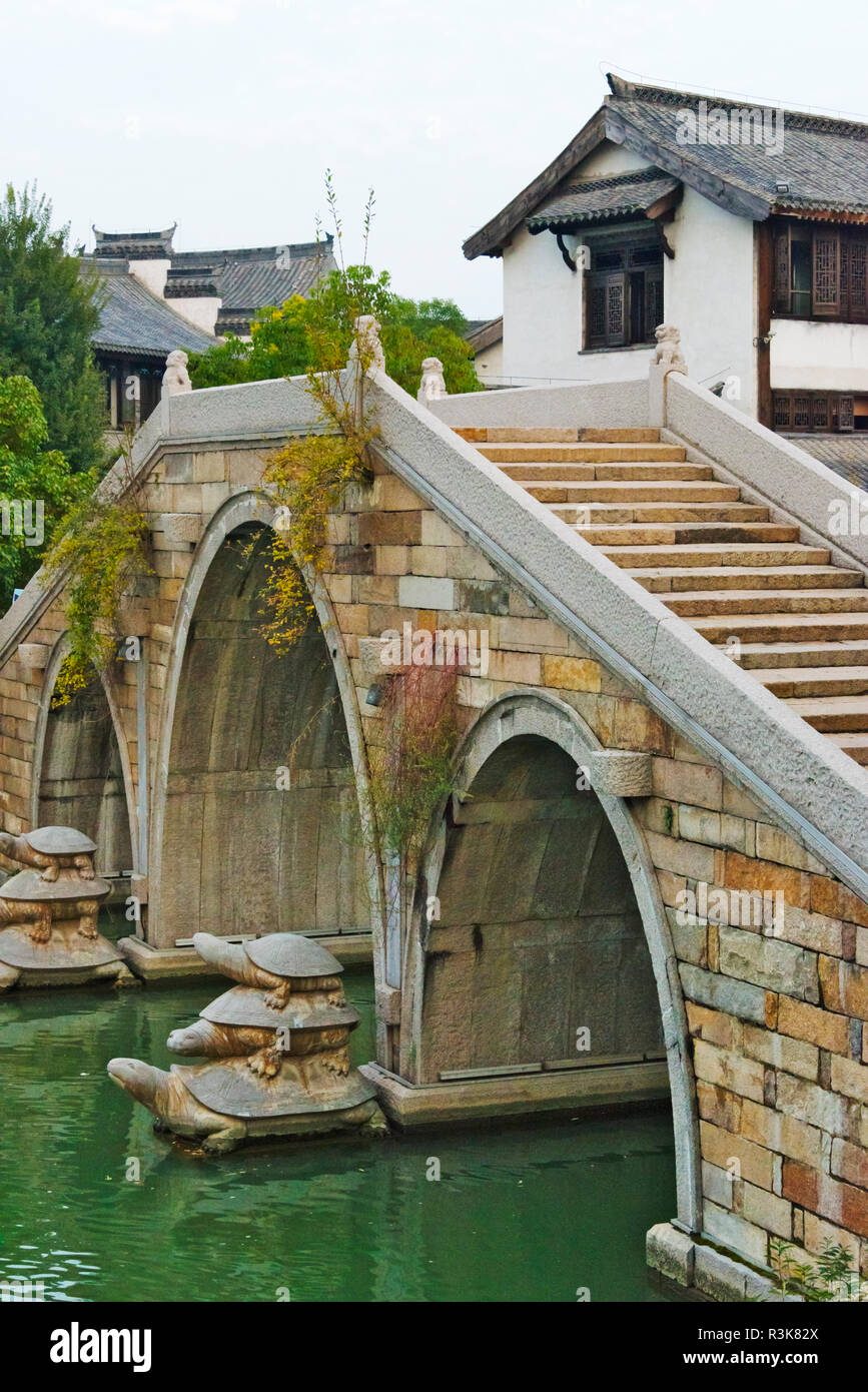 Traditional houses and stone bridge on the Grand Canal, Taierzhuang ...
