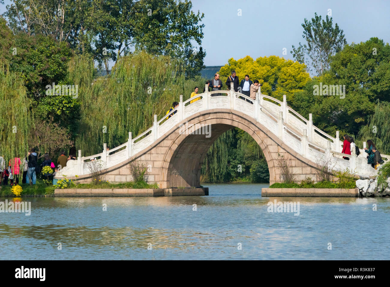 Stone arch bridge on Slim West Lake (Shouxihu), Yangzhou, Jiangsu ...