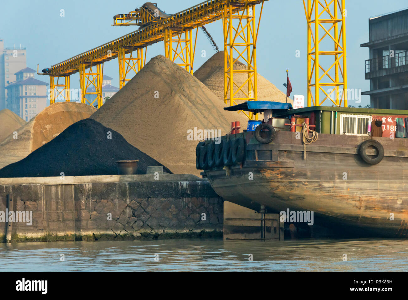 China dock hi-res stock photography and images - Alamy