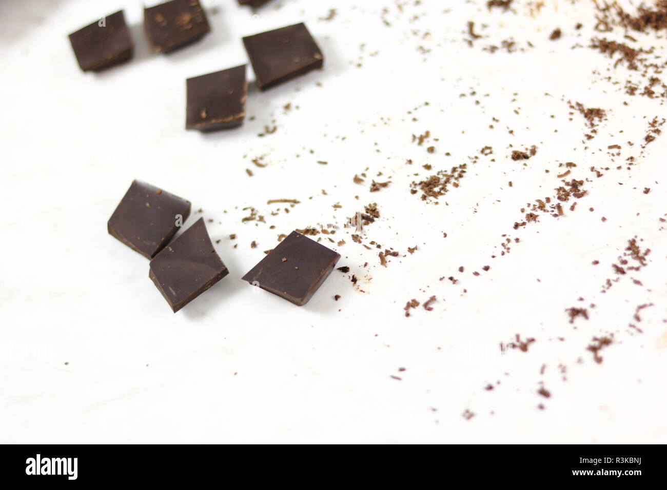 Broken chocolate bar and grated chocolate Stock Photo - Alamy