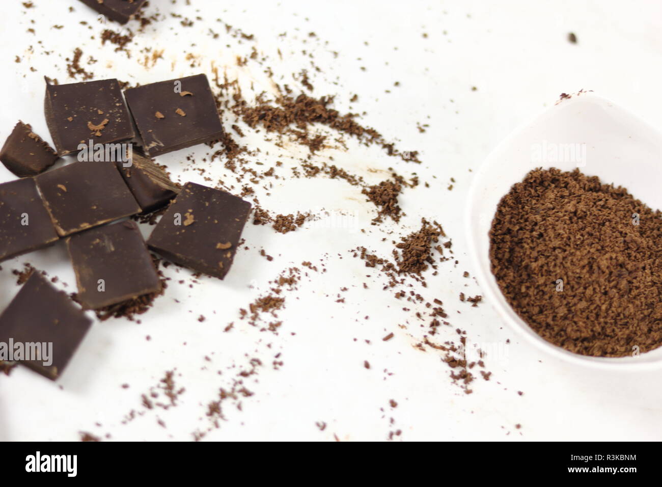Broken chocolate bar and grated chocolate Stock Photo - Alamy
