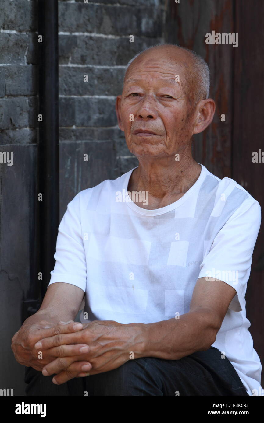 Old man from china hi-res stock photography and images - Alamy