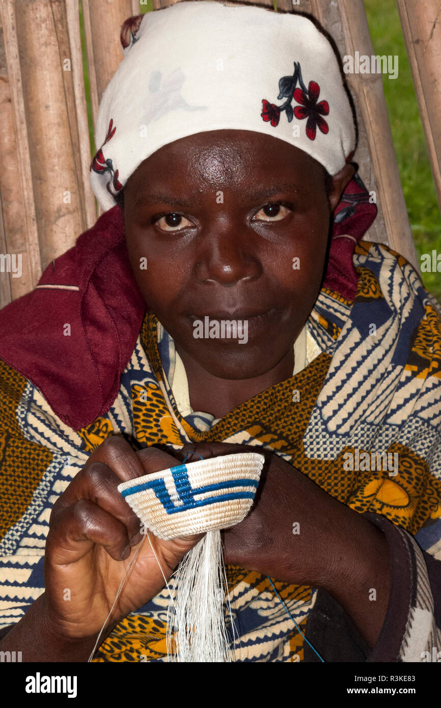 Rwanda basket weaving hi-res stock photography and images - Alamy