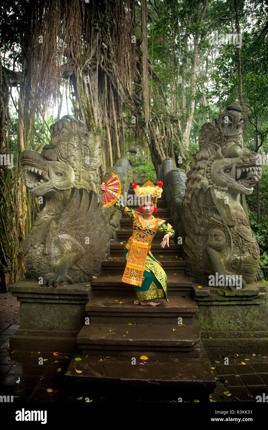 Balinese dancer posing hi-res stock photography and images - Alamy