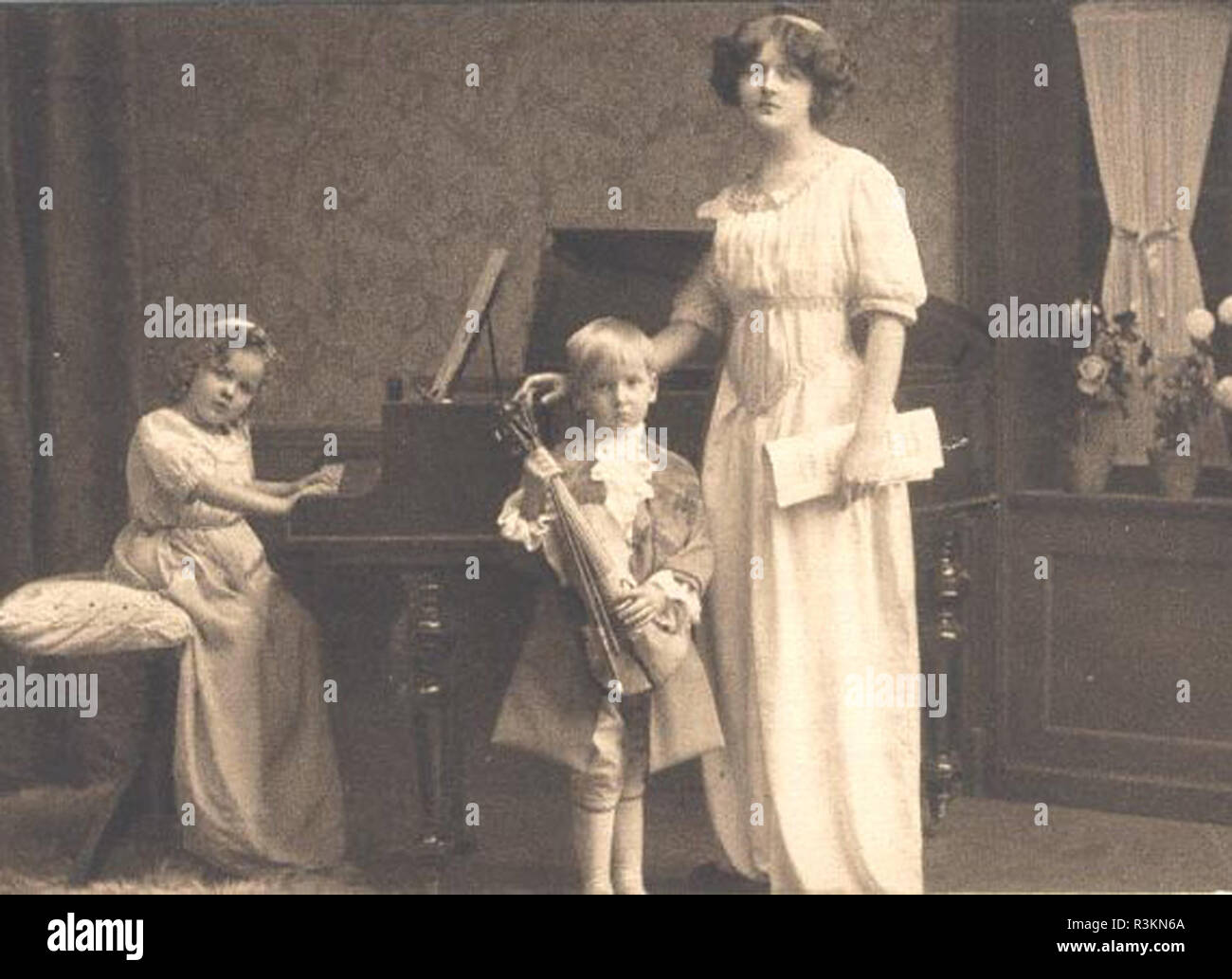 vintage victorian artistic image featuring children Stock Photo - Alamy