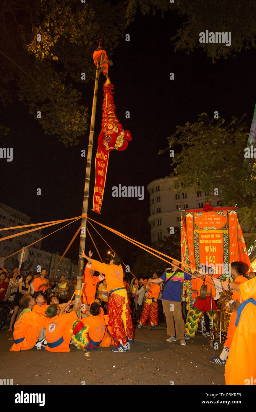 Vietnam dragon dance hi-res stock photography and images - Alamy