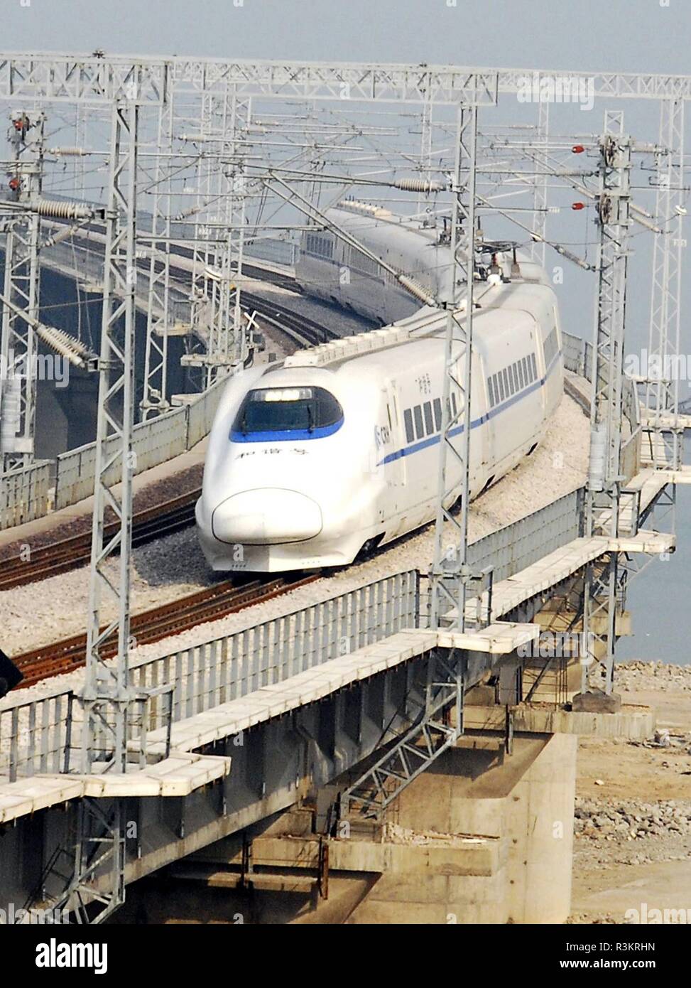 (181123) -- BEIJING, Nov. 23, 2018 (Xinhua) -- A running CRH (China ...