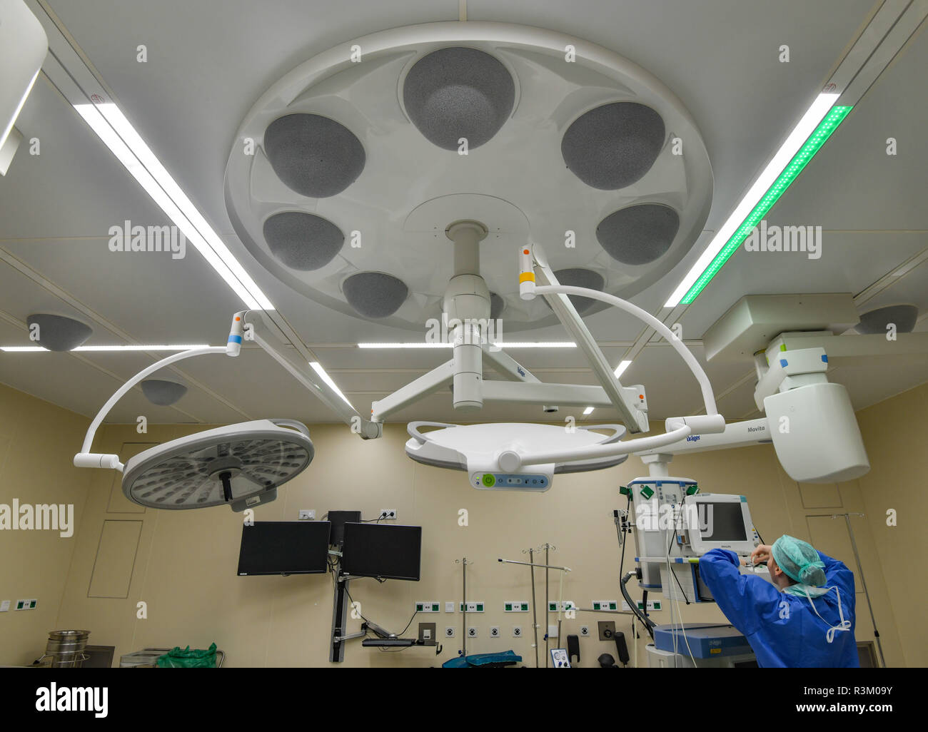 Operating theatres hi-res stock photography and images - Alamy