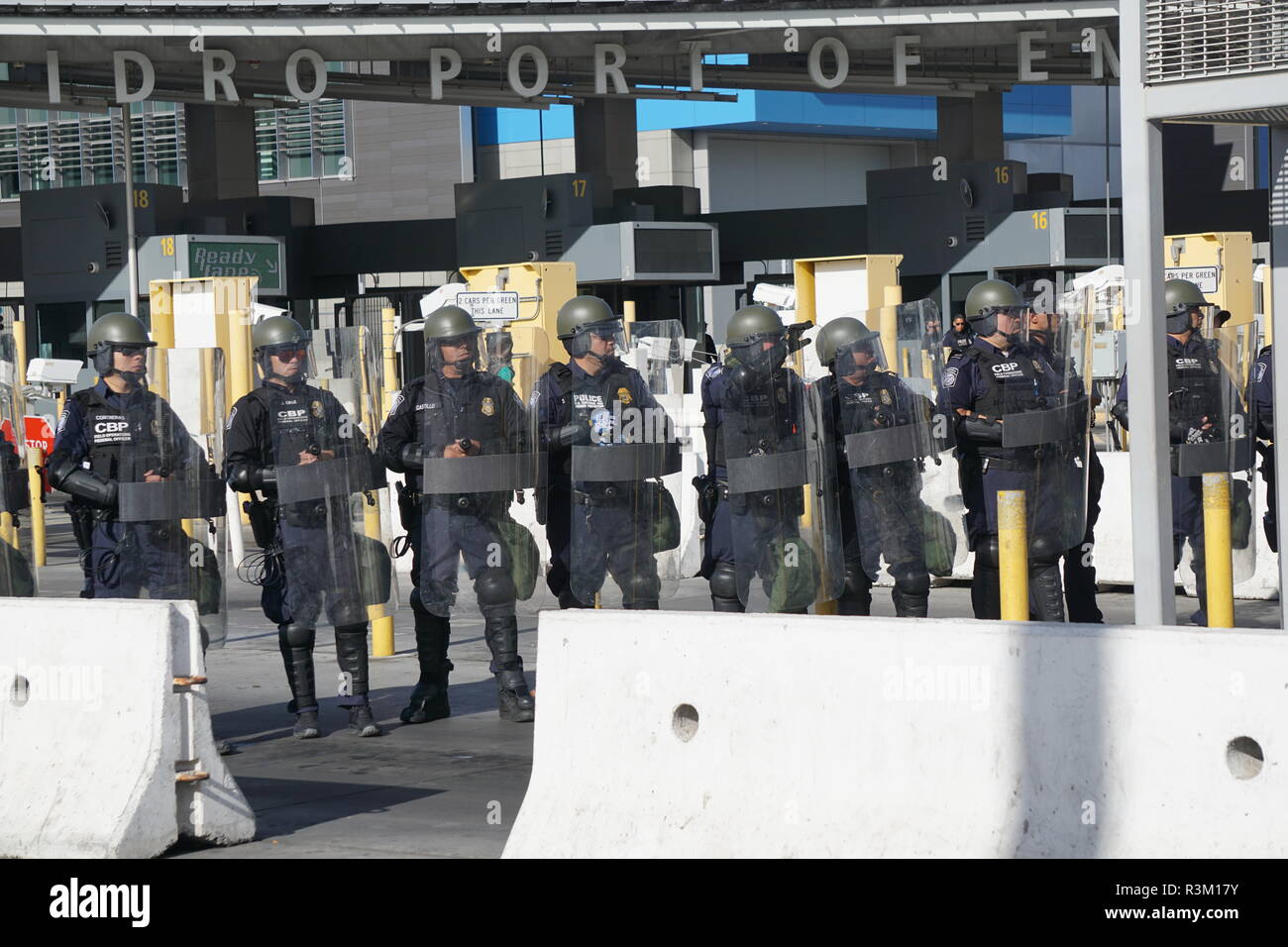 U.S. Customs and Border Patrol agents with riot shields temporarily ...