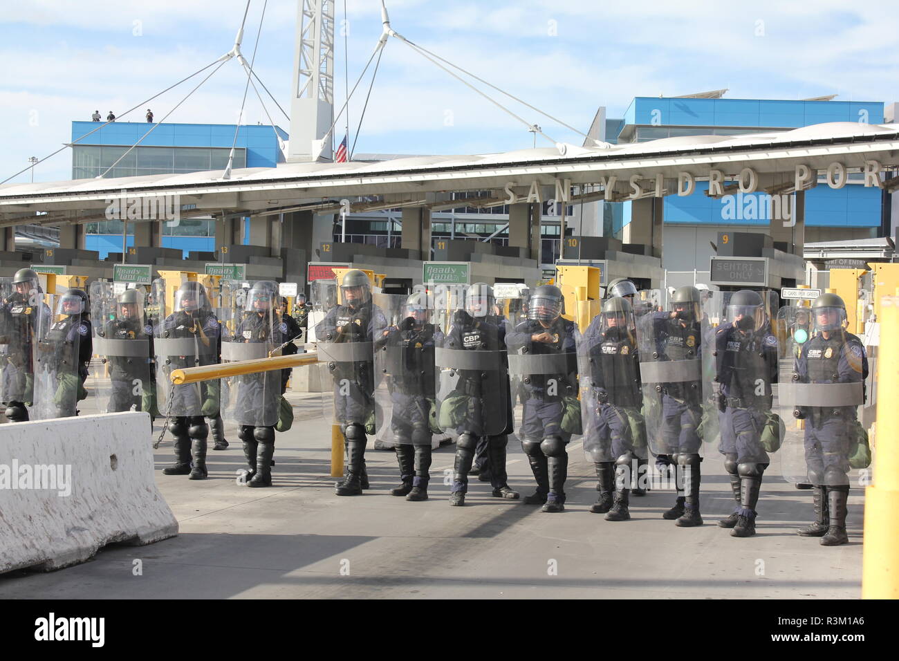 U.S. Customs and Border Patrol agents with riot shields temporarily ...