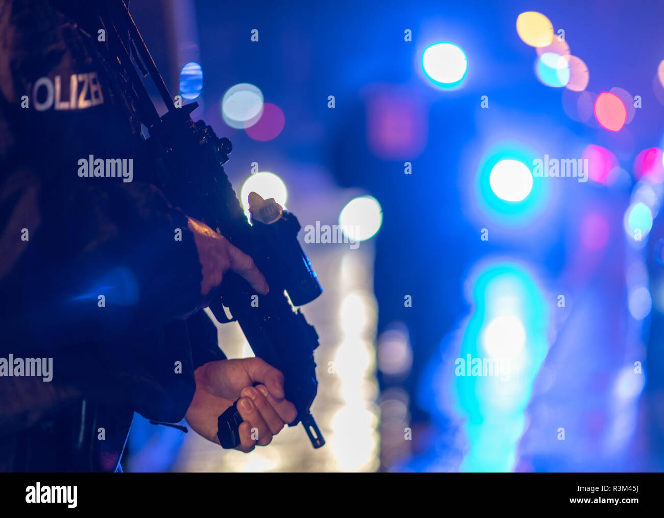 Freiburg, Germany. 23rd Nov, 2018. A police officer holds a machine gun ...