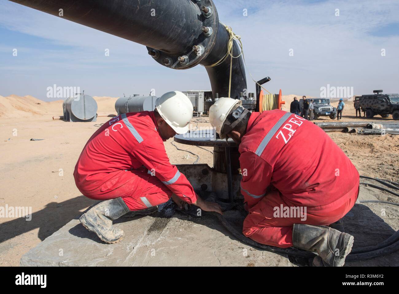 Minya. 20th Nov, 2018. Egyptian workers of China's ZPEC drilling ...